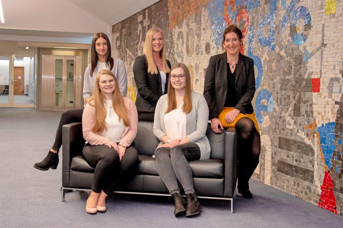 Vier frisch gebackene Bankkauffrauen in der Sparkasse - Panneklöpper.de ...